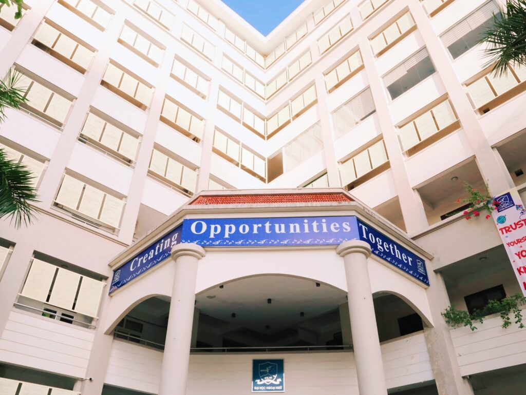 Logo ulis qua các thời kỳ và ý nghĩa biểu tượng thương hiệu